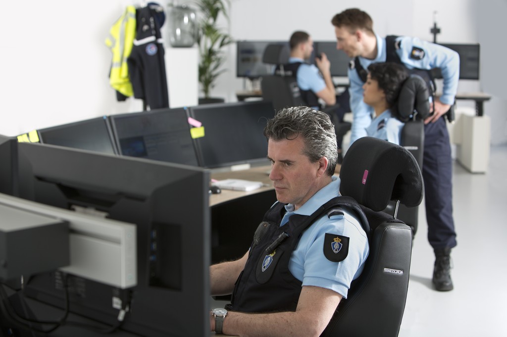 Choosing the best ergonomic office chair for backpain